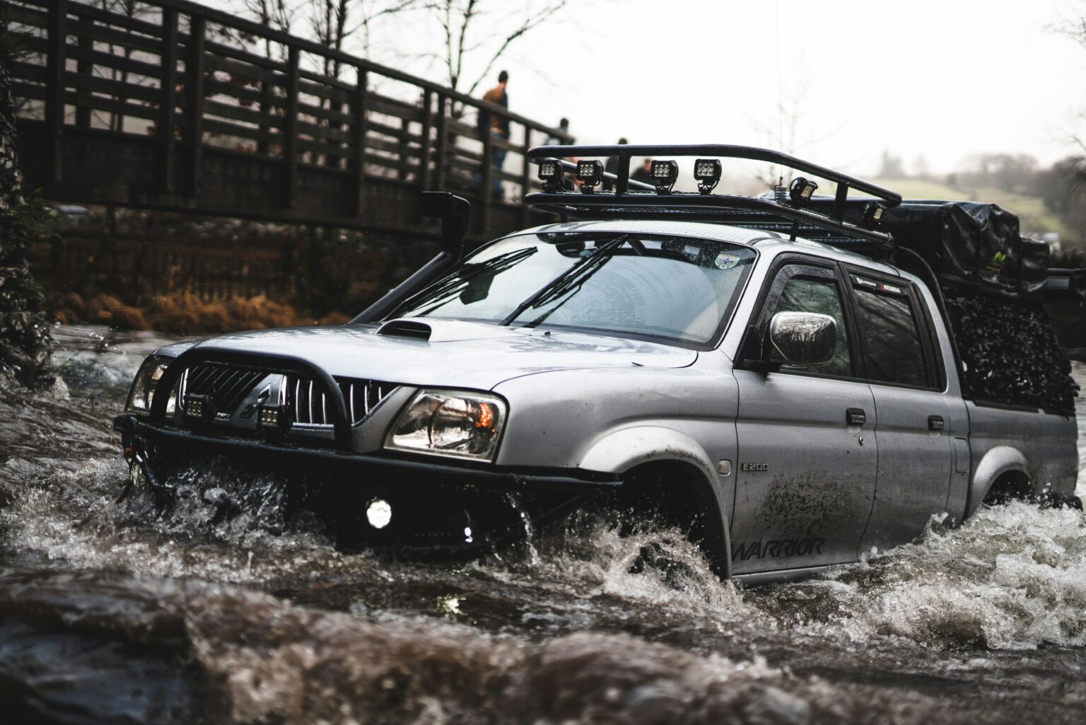 Wenn‘s richtig schüttet – Tipps für Fahren bei Starkregen - GTÜ-Blog